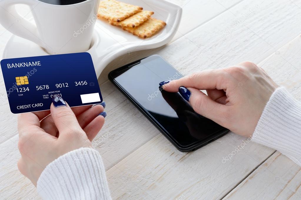 Mujer sentada en la mesa y paga la compra a trav s de tel fono inteligente 2024