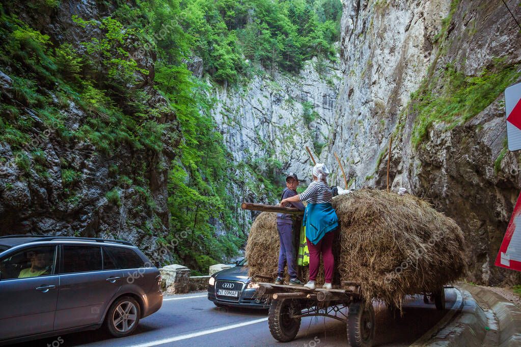 Bicaz Gorges, Rumania - agosto de 2019: Hay wagon going through Bicaz ...