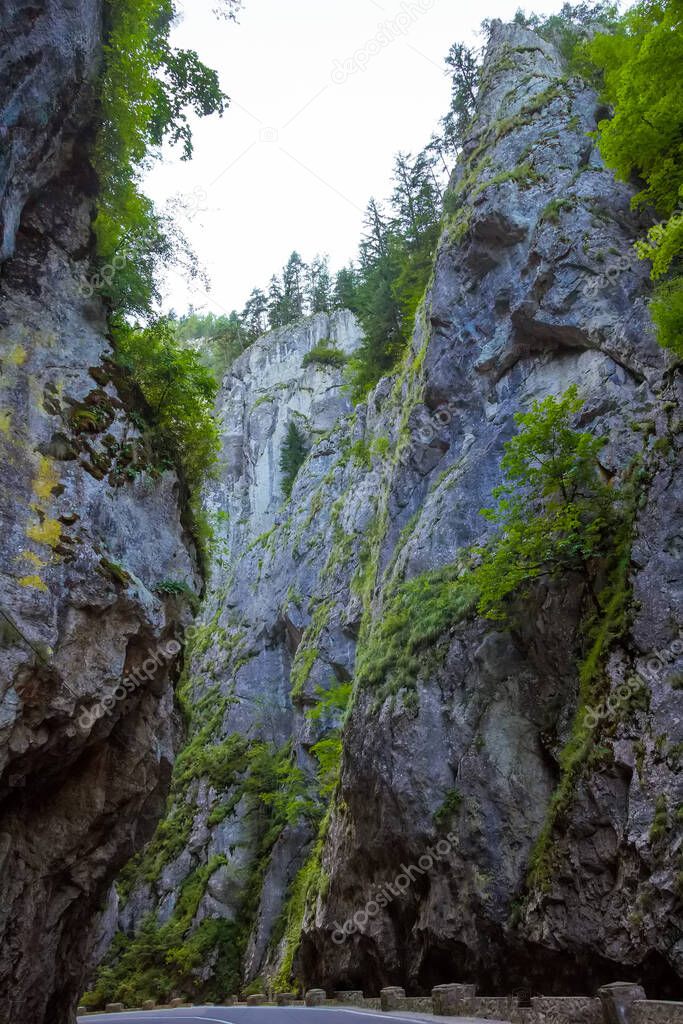 Peligrosa carretera a través de la garganta de Bicaz en Rumania 2024