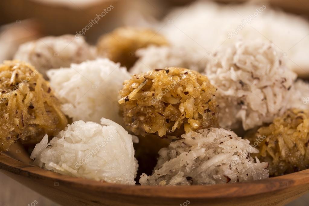 Cocadas peruanas, un postre de coco tradicional que se vende generalmente en: fotografía de ...