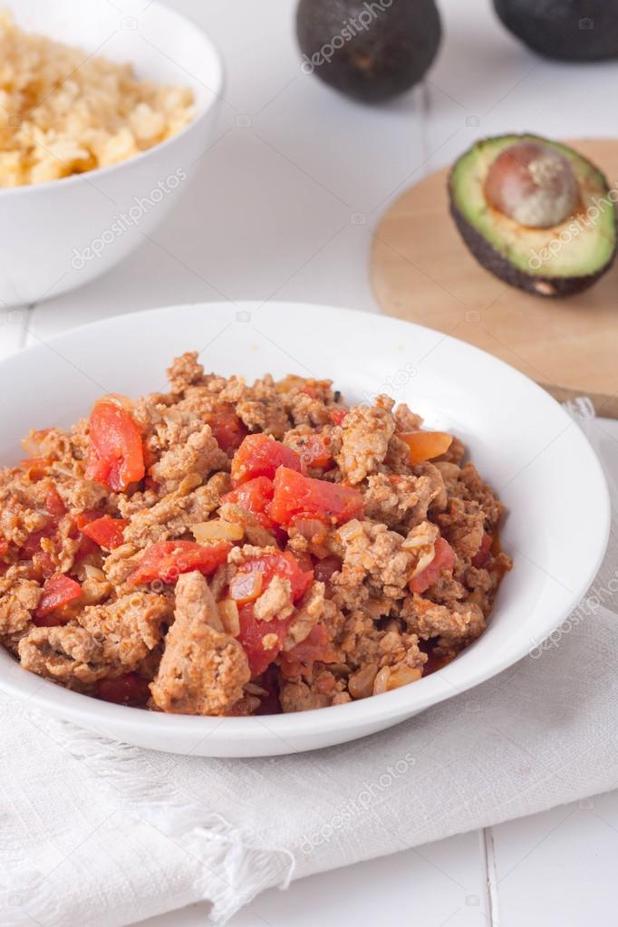 relleno de tacos o burritos mexicanos: carne molida revuelva frita con ...