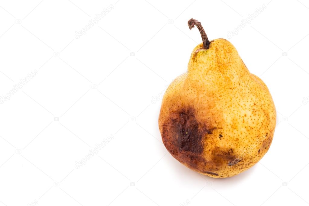 Fotos de Pera podrida y en descomposición sobre fondo blanco - Imagen ...