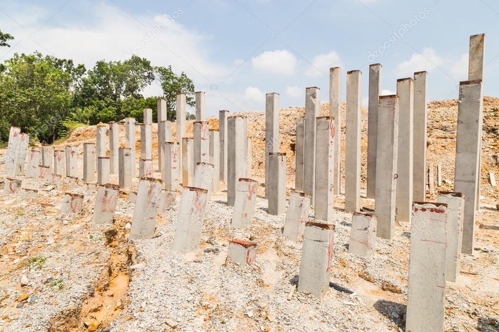 Fundación apilar columnas de hormigón losas en el sitio de construcción ...