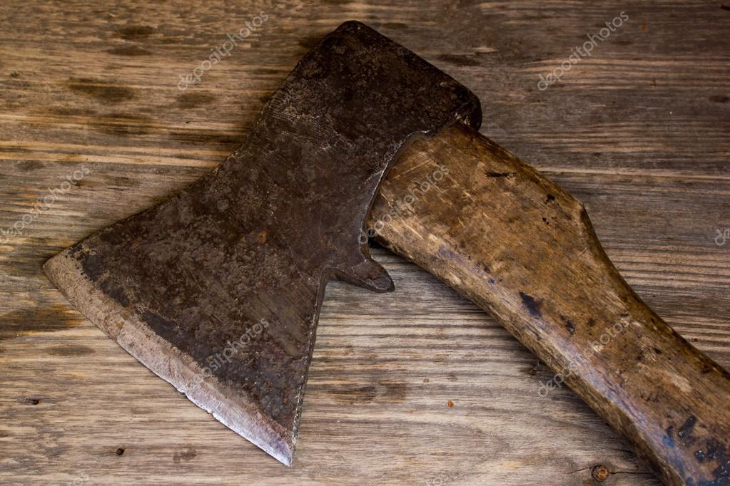 hacha vieja sobre un fondo de madera. vista superior. 2024