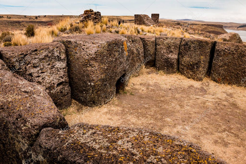 Sillustani es un complejo funerario donde se puede ver una serie de ...