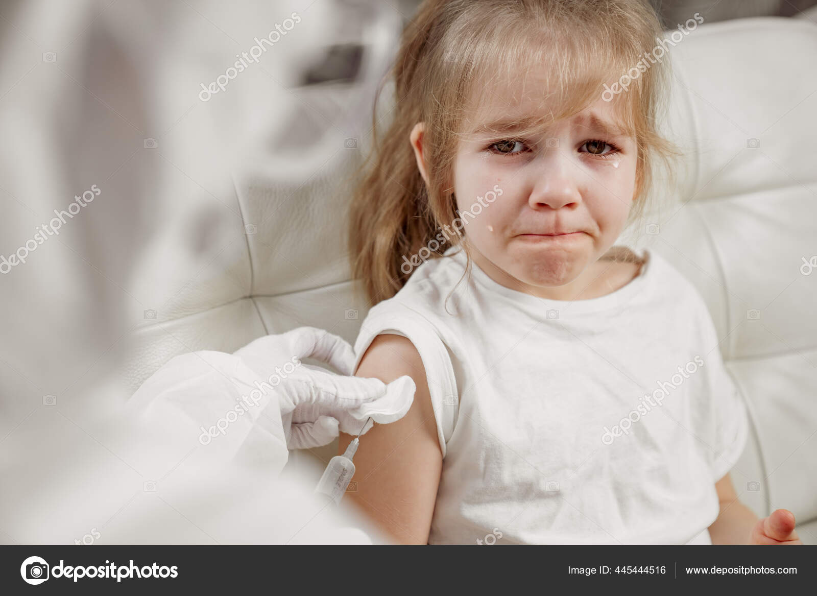 Little girl cries her hurt and scared. injection. Vaccination. — Stock ...