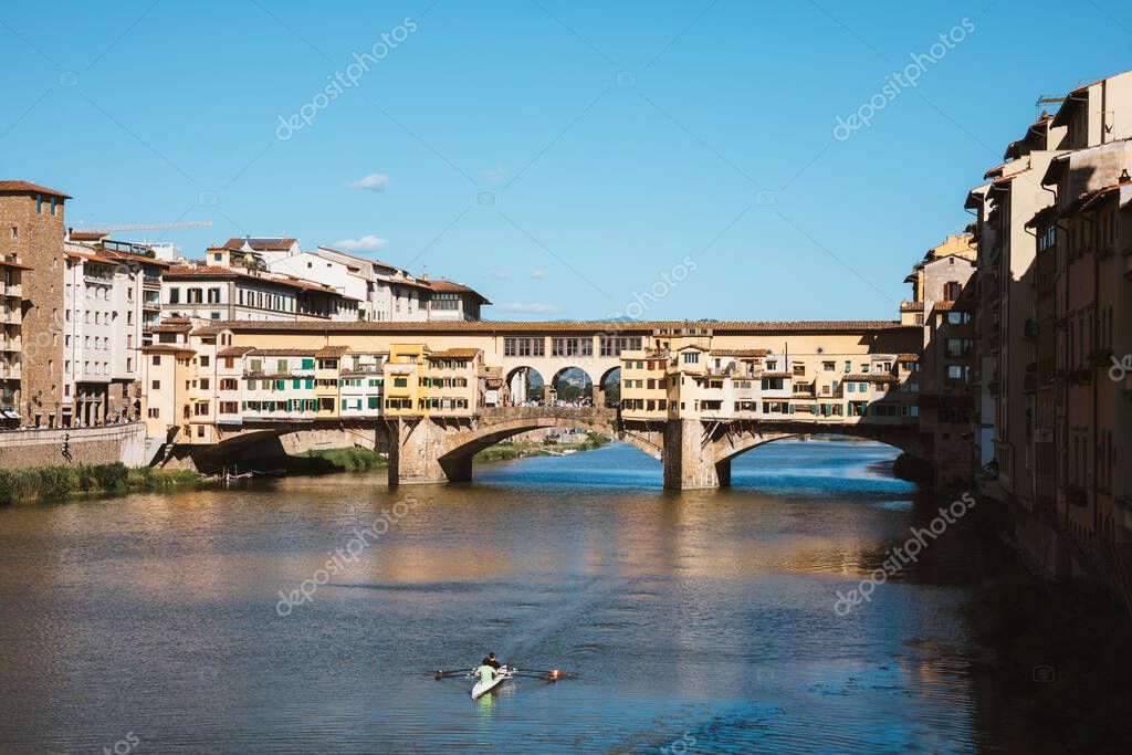 Florencia, Italia - 26 de junio de 2018: Vista panorámica del Ponte Vecchio (Puente Viejo) es un ...