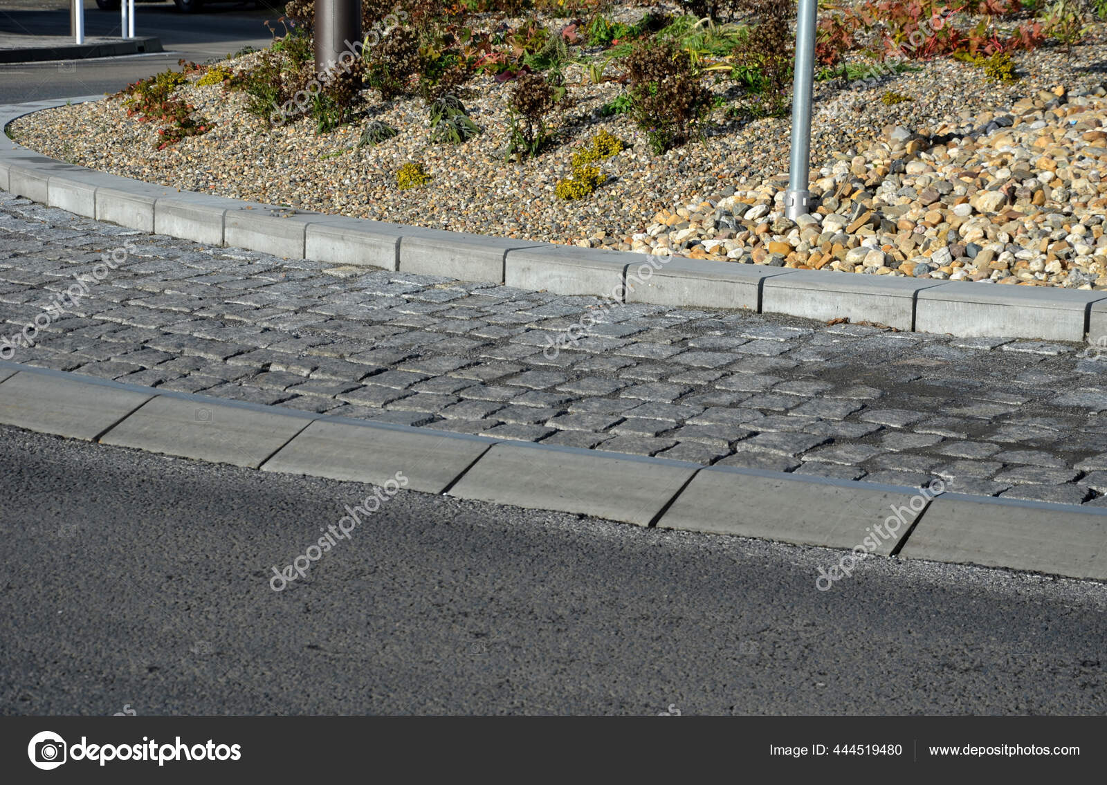 Roundabout Paving Gray Granite Cubes Rolled Sill Closer Center Beveled ...