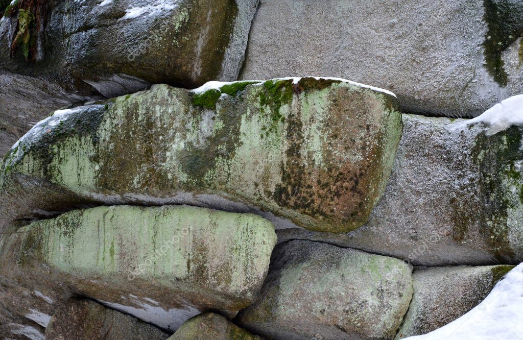 en las montañas hay rocas de granito tierra con agua y heladas ...