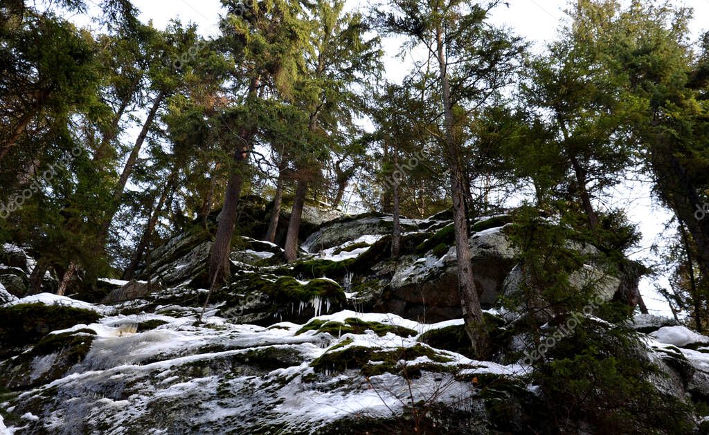 en las montañas hay rocas de granito tierra con agua y heladas ...