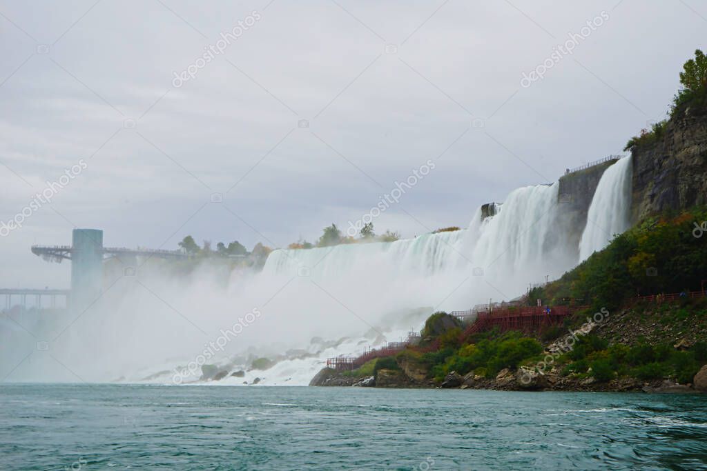 Las cataratas del Niágara, el agua y la niebla crean una sensación de ...