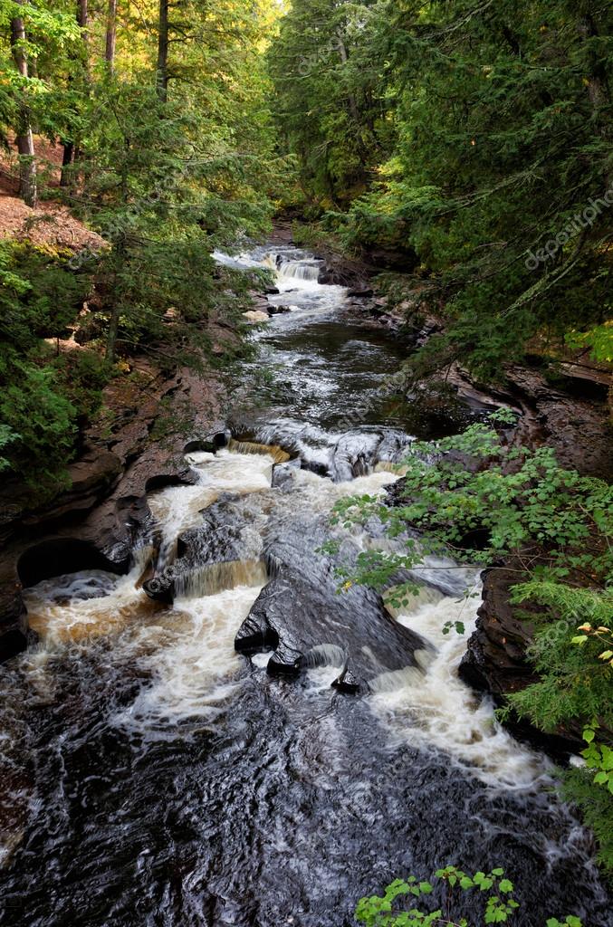 Presque Isle River Pot Agujeros en las montañas Porcupine de Michigan 2023