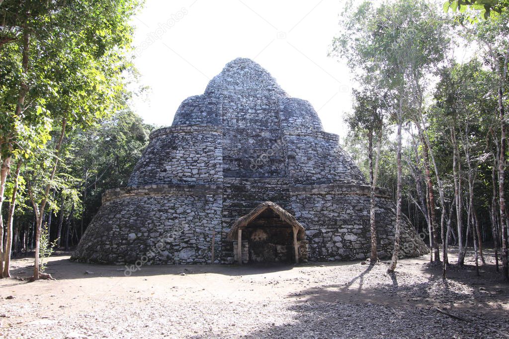 COBA, YUCATÁN, MÉXICO, 12 DE DICIEMBRE DE 2011: templo piramidal en las ...