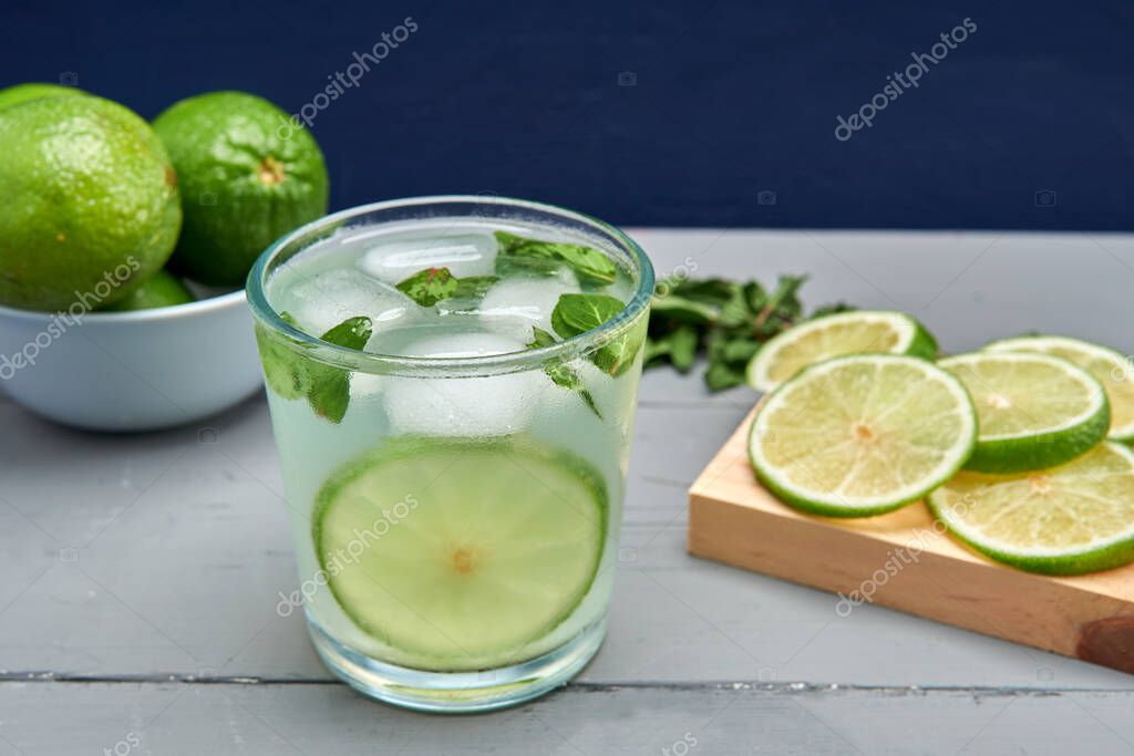 Agua de cal con menta y hielo. sin azúcar añadido para un estilo de ...