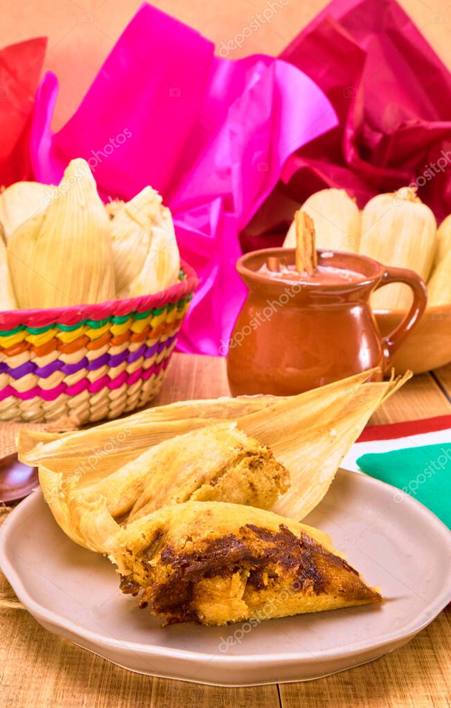 Tamal de mole poblano (Tamal de mole) con cerdo en un plato marrón ...
