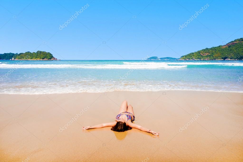 Girl lies with arms wide open on an island beach — Stock Photo ... Girl lies with arms wide open on an island beach — Stock Photo ...