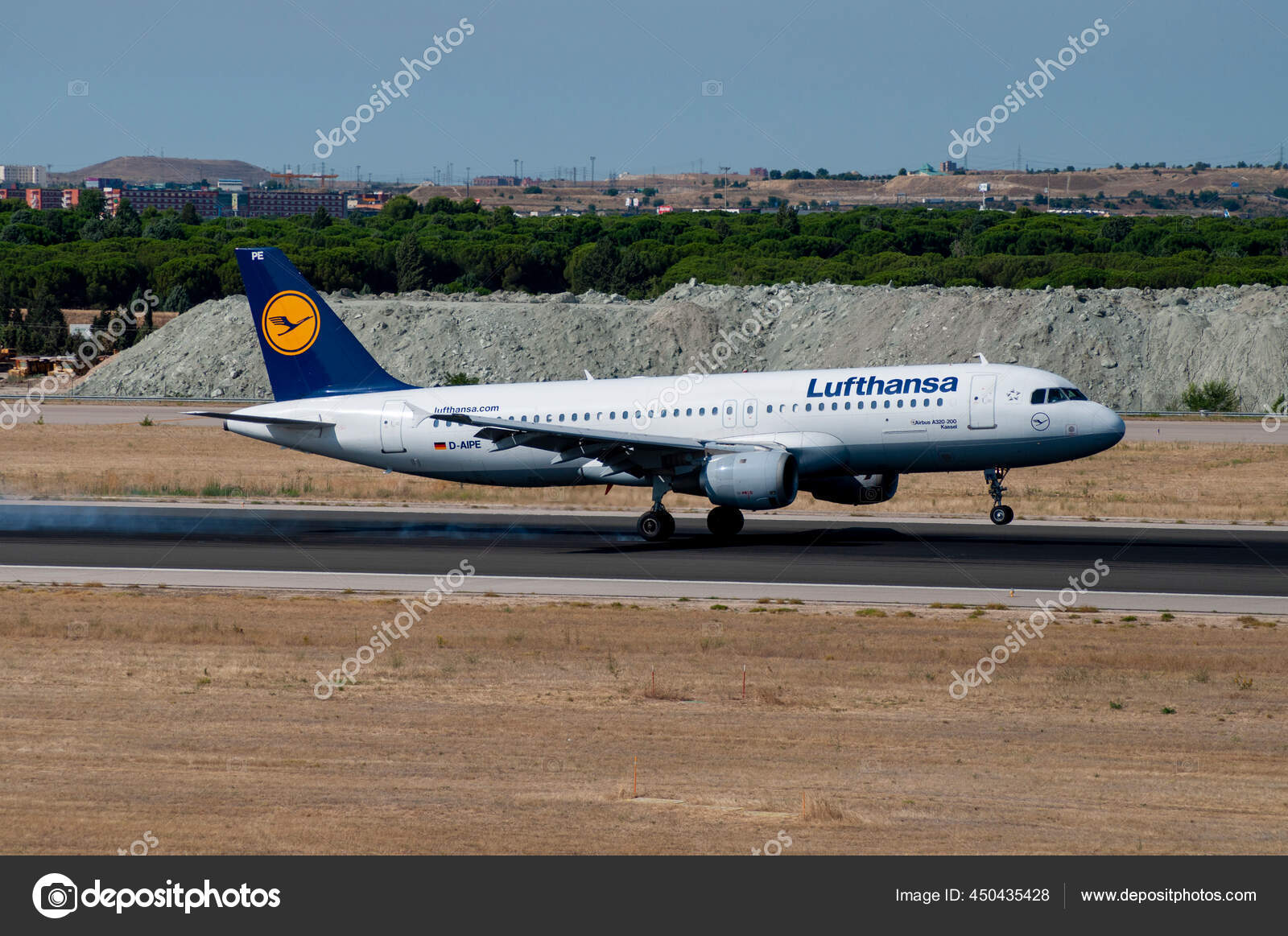 Lufthansa A320 Airliner Landing Madrid — Stock Editorial Photo © Alfsm ...