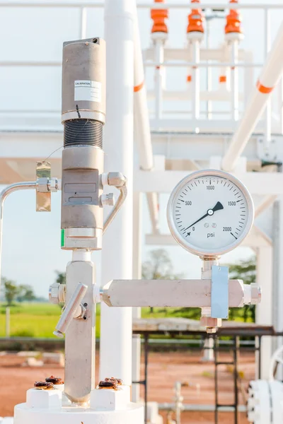 Pressure Gauge install on top of pipe with venting point isolate ...