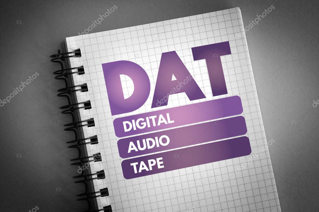 DAT - acrónimo de cinta de audio digital en el bloc de notas, fondo de ...