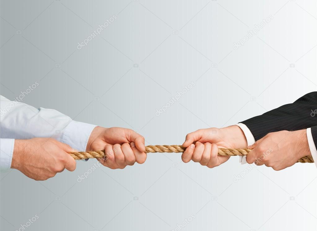 hombre de negocios tirando de una cuerda en direcciones opuestas 2024