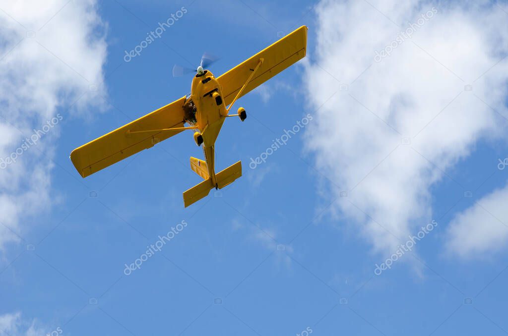 El avión de los aviones pequeños se eleva, vuela en el cielo entre las ...