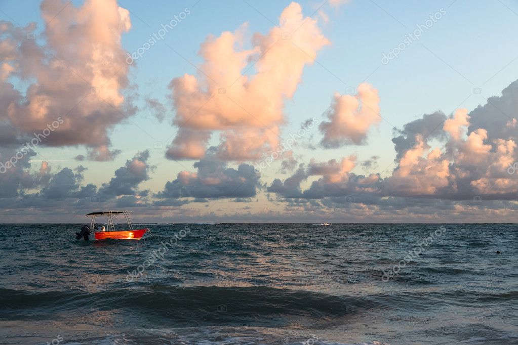 Barco rojo en el colorido agua del océano Atlántico, República ...