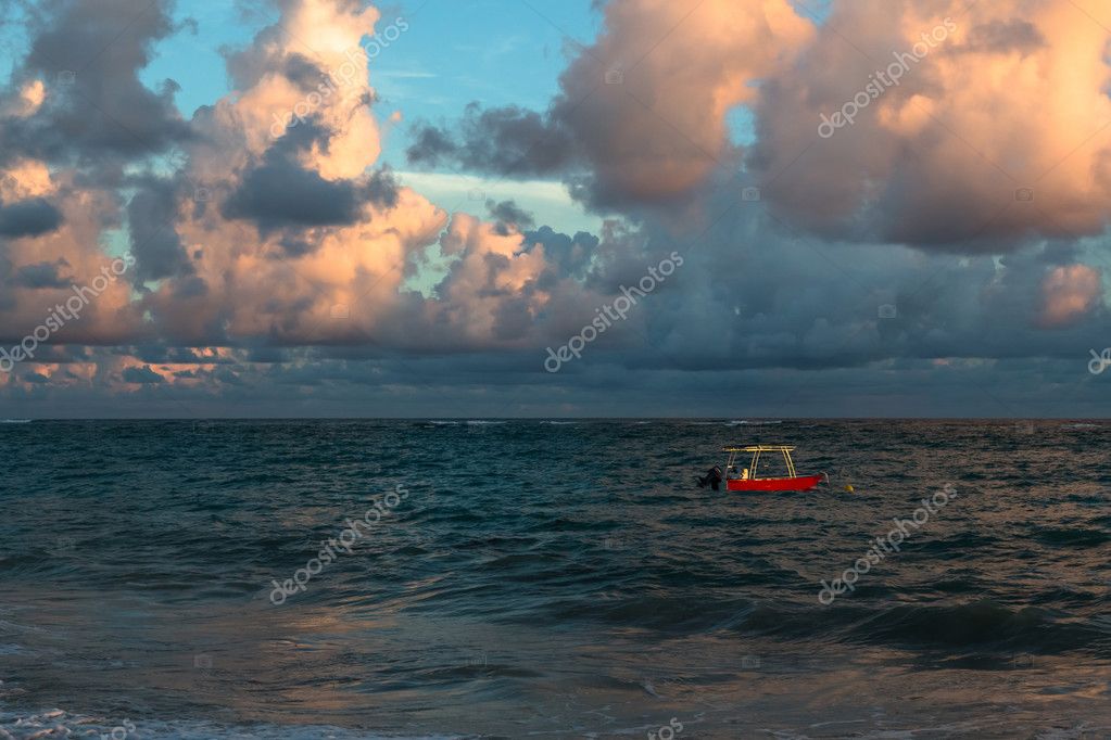 Barco rojo en el colorido agua del océano Atlántico, República ...