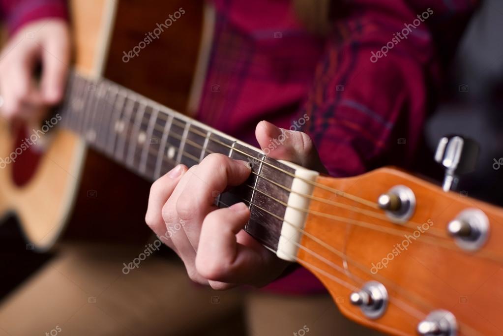 manos de mujer tocando la guitarra acústica, de cerca. Tocando guitarra ...