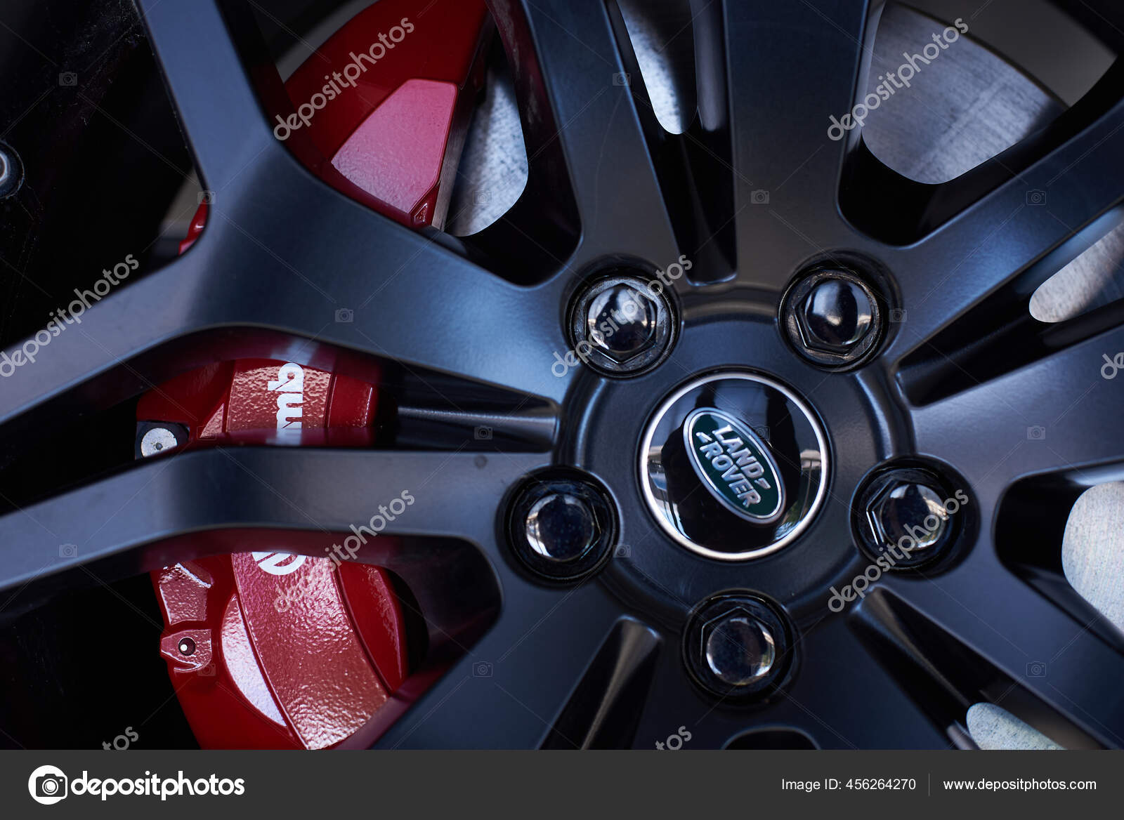 Range Rover Alloy Wheel Red Brake Caliper – Stock Editorial Photo ...