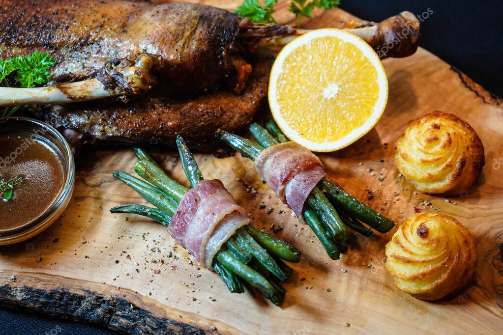 Ganso asado con frijoles y patatas de duquesa 2024