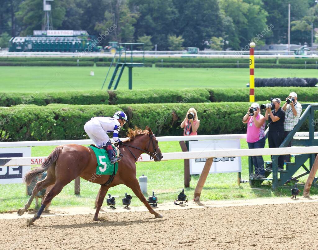 Irad Ortiz guiando a la potranca rápida "Irish Danzing" a una ...