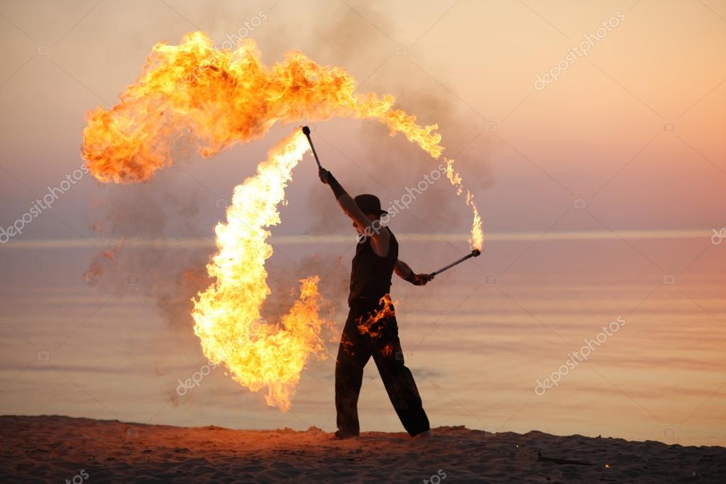 Amazing fire show in the evening on the beach — Stock Photo © Bananna ...