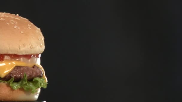 Rotating cheeseburger close up — Stock Video © StockFoodGmbH #69421277