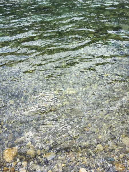 Fotos de Meio do lago, Imagens de Meio do lago sem royalties ...