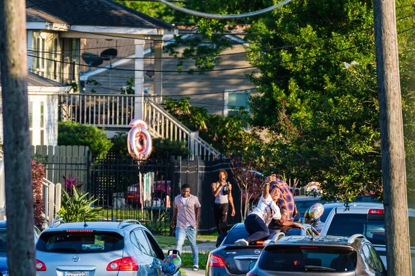 NEW ORLEANS, LA, USA - 11 DE MAYO DE 2020: Celebraci n del vig simo cumplea os de la ni a con la ...