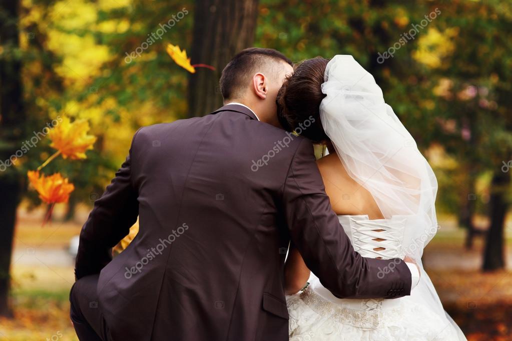 Couple De Mariage Assis Sur Un Banc Dans Le Parc Dautomne Image Libre