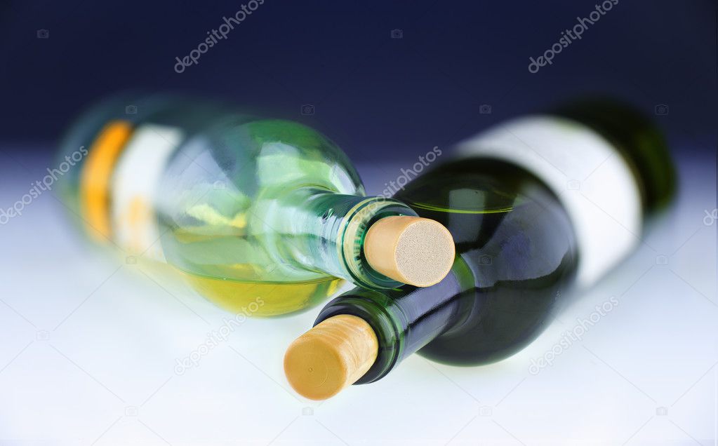 Dos botellas de vino blanco — Foto de stock #85021808 © agephotography