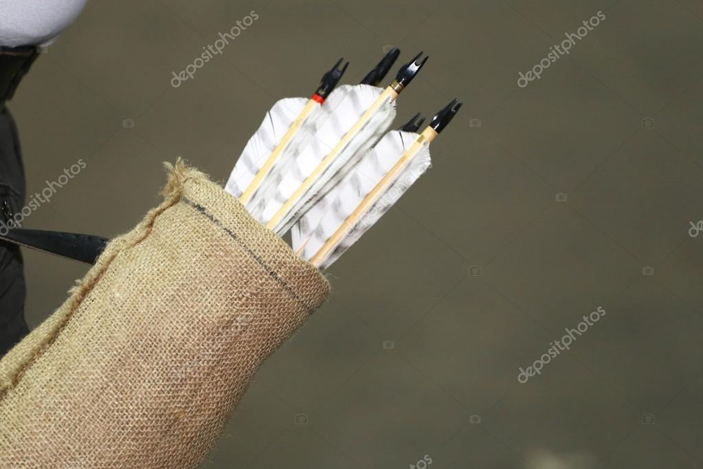 Varias flechas de colores en el carcaj como fondo 2023