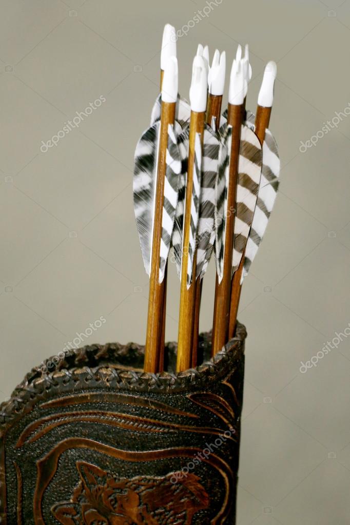 Varias flechas de colores en el carcaj como fondo 2022