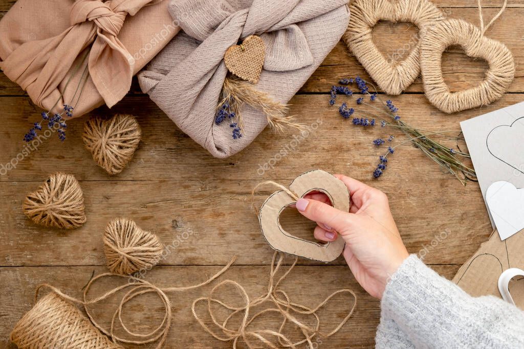 Cero desperdicio concepto de San Valentín y burla. regalo empaquetado ...