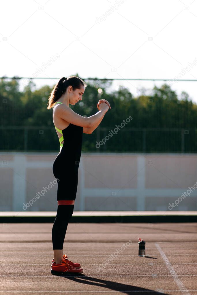 Un atleta hace ejercicios en una cinta de correr. Una corredora hace ...
