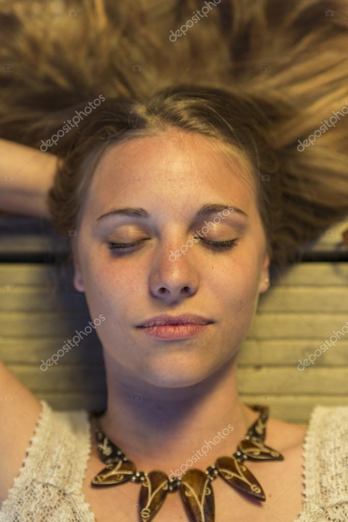 Belle Fille Couchée Sur Le Sol Avec Les Yeux Fermés Image Libre De