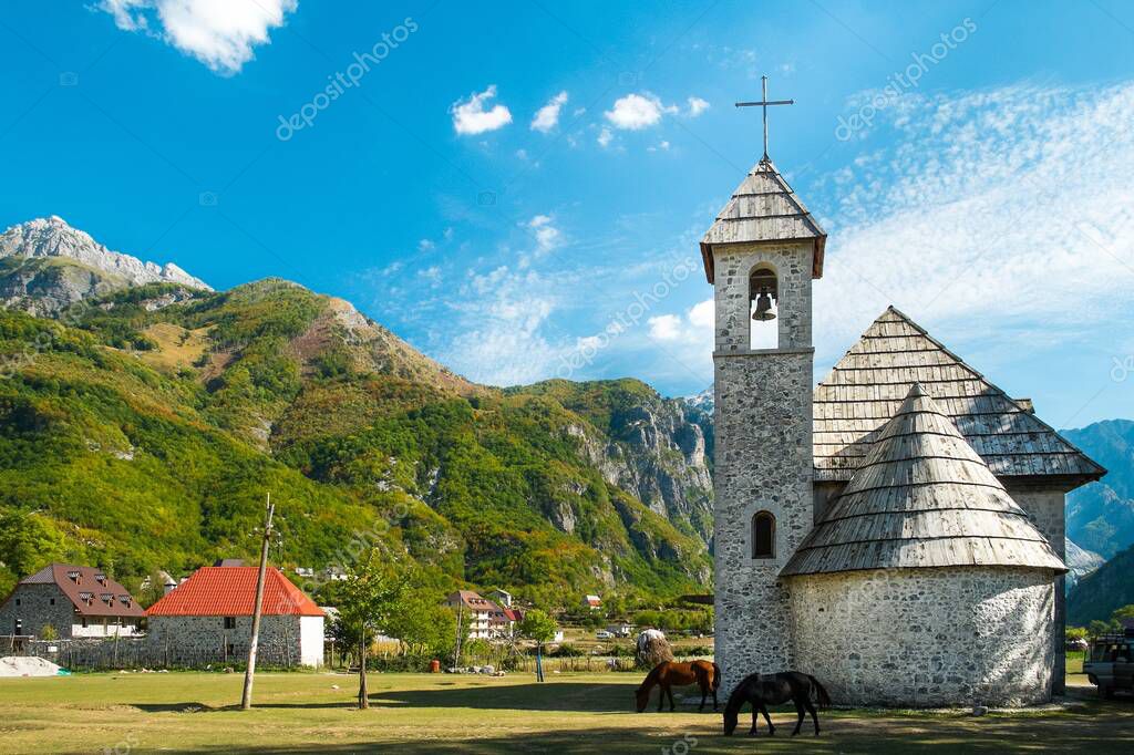hermosas vistas de la iglesia en el pueblo de Theth y las montañas ...