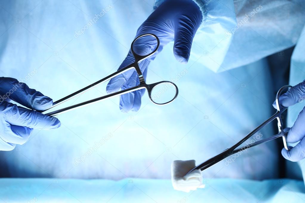 Surgeons hands holding and passing surgical instrument to other — Stock ...