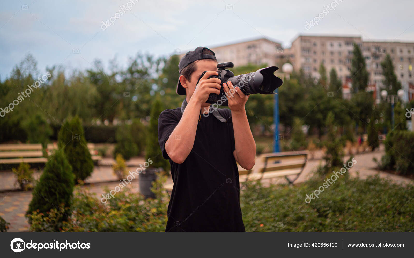 Professional operator shoots in city park — Stock Photo © 1Volia #420656100
