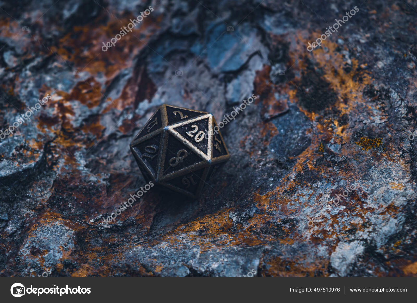 Imagen Primer Plano Troquel Metálico Caras Una Superficie Roca Rugosa ...