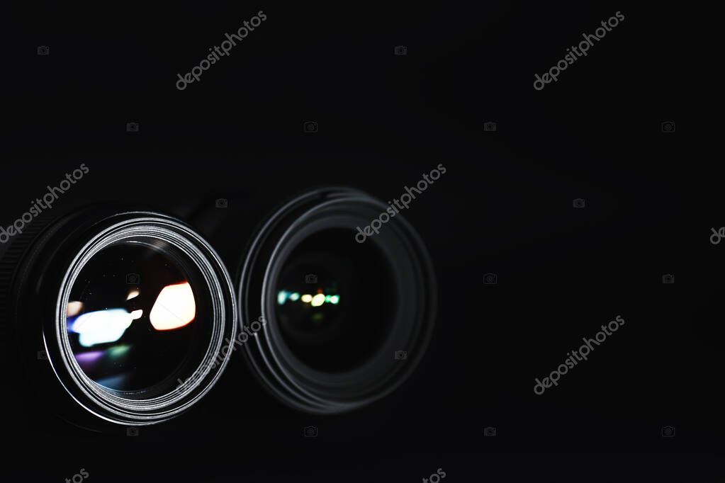 ptica a la c mara en el escritorio de los operadores. Una llamarada en el cristal de una lente ...