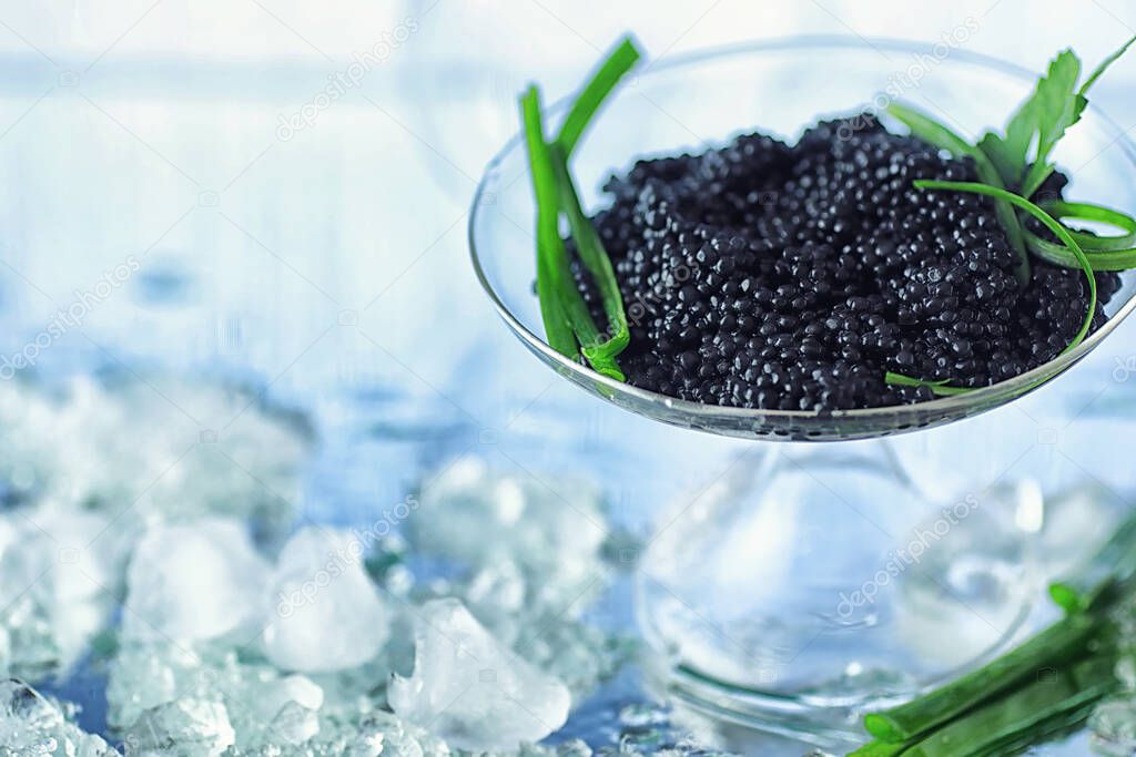 huevas de pescado negro fresco. Caviar de Beluga servido con hielo con ...