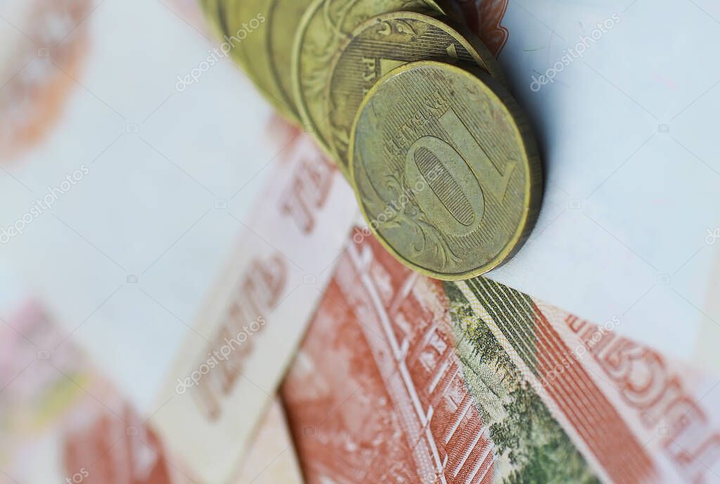 Billetes y monedas rusas "rublos". Billete con inscripción "cinco mil ...