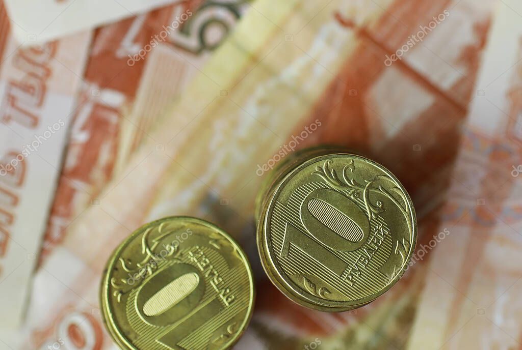 Billetes y monedas rusas "rublos". Billete con inscripción "cinco mil ...